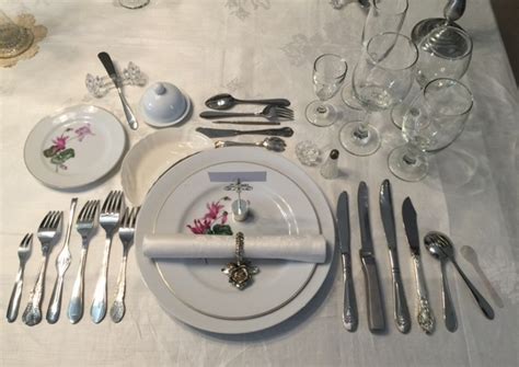 Cómo usar cubiertos y vajilla en una cena formal