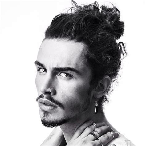 Langhaarfrisuren Männer Frisur Für Lockige Haare Mann Mit Dutt Frisur Popular Mens Hairstyles