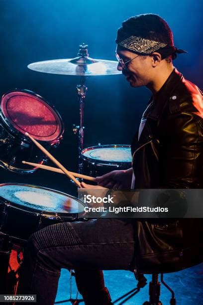 가죽 자 켓 연기와 극적인 조명 무대에서 록 콘서트 동안 드럼을 연주에서 행복 한 남성 뮤지션 가죽에 대한 스톡 사진 및 기타 이미지 Istock