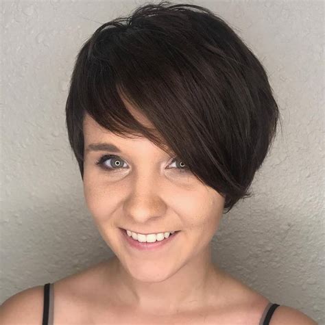 35 Chicest Short Haircuts For Thick Hair Women Should Try In 2024