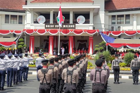 BERI SAMBUTAN DI UPACARA HARI KEMERDEKAAN MENAHAN TANGIS WALI KOTA