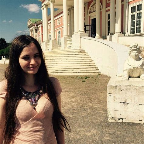 Красивая девушка красивое колье красивое место😊 Колье из предыдущего поста на своей Хозяйке🌷