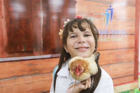 Niña Emprende Con Gallinas Para La Producción De Huevos De Colores