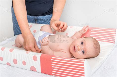 妈妈正在给她的小婴儿换尿布