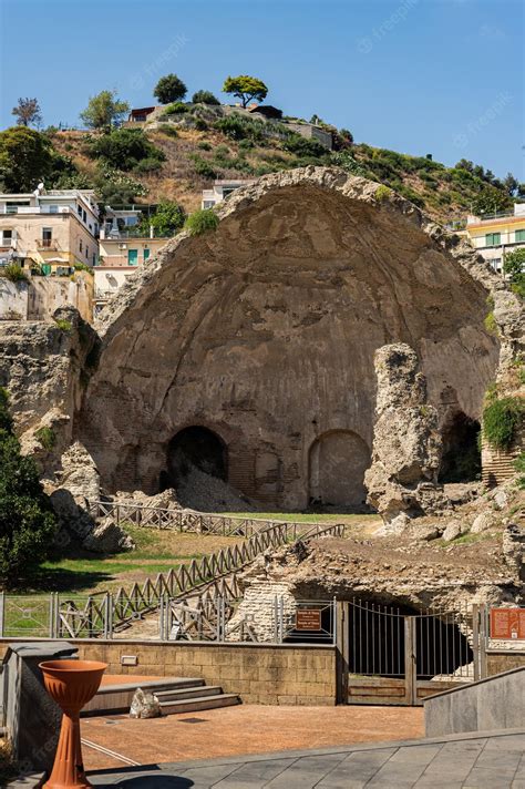 Ruínas De Uma Antiga Cidade Romana Banhos De Vênus Terme Di Baia