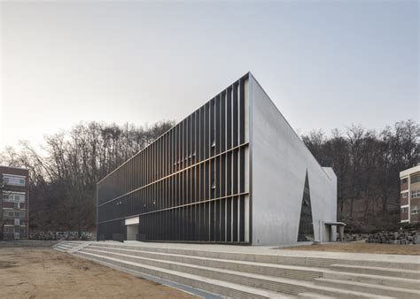 triangle school by nameless architecture has a three sided courtyard