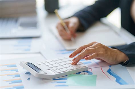 아름다운 젊은 아시아 사업가들이 사무실에서 만나 마케팅을 계획하고 새로운 시스템을 계획하고 있습니다 카메라를 보면서 세금에 대한 스톡 사진 및 기타 이미지 Istock