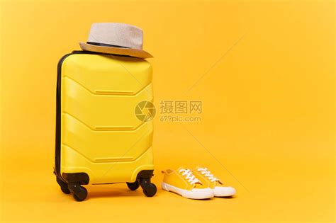 旅行者旅游手提箱行李箱行李袋与夏季帽子运动鞋隔离在黄色橙背景出国旅行的旅客用品配件旅行概念复高清图片下载 正版图片503612152 摄图网