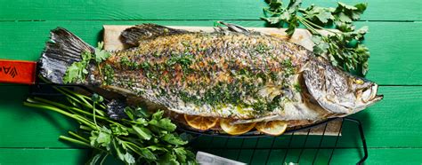 Grilēta Vesela Zivs Ar ķiploku Un Pētersīļu Sviestu Un Citronu Lielveikals Sky
