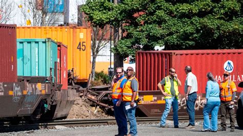 Freight Train Derails Near Port Of Tacoma Traffic Blocked Tacoma