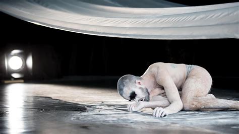 The Dying Swans Project Von Gauthier Dance Der Sterbende Schwan Lebt