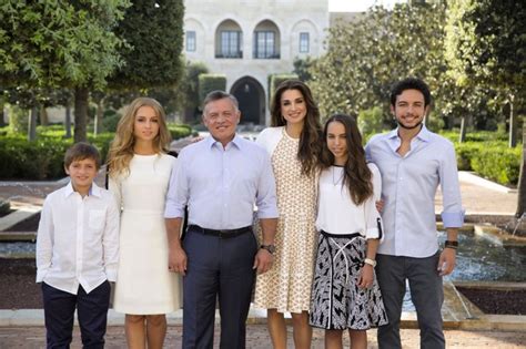 La Reine De Jordanie Partage Deux Photos De Famille Rania En Toute