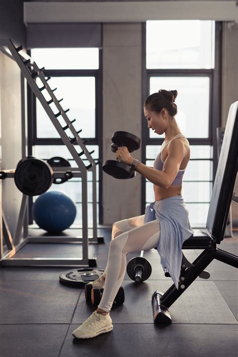 4K Asian Fitness Sitting Workout Dumbbells HD Phone Wallpaper
