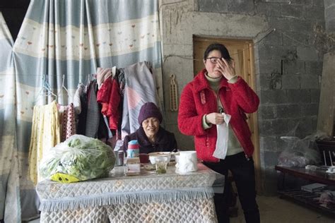 她被瘫痪8年的婆婆抱怨却被丈夫和乡邻夸赞难得的好媳妇