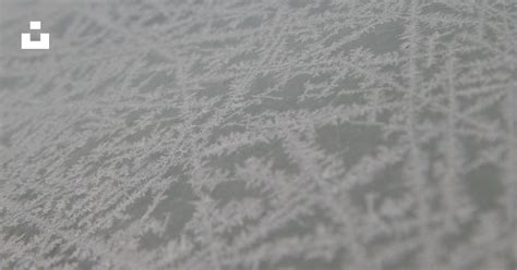 흰색 침대보가 있는 침대의 클로즈업 모습 사진 Unsplash의 무료 자연 이미지