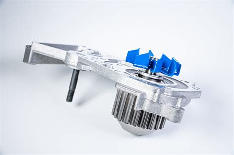 회색 배경에 물 펌프의 엔진을 냉각하기위한 새로운 금속 자동차 펌프 자동차 엔진을 위한 새로운 예비 부품의 개념 0명에 대한 스톡 사진 및 기타 이미지 Istock