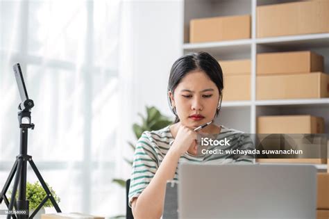 중소기업 스타트업 Sme 소유주 기업가 실패한 비즈니스 온라인 쇼핑을 가진 아시아 여성은 울고 진지한 얼굴로 불행한 기분을 느낀다 소기업에 대한 스톡 사진 및 기타 이미지