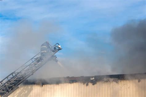 ⬇ Скачать картинки Incêndio Comercial стоковые фото Incêndio Comercial