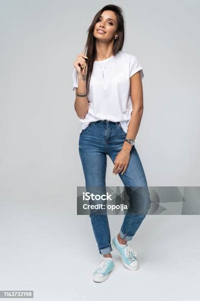 흰색 배경 위에 고립 된 미소 예쁜 여자의 전체 길이 초상화 여자에 대한 스톡 사진 및 기타 이미지 여자 전신 흰색 배경 Istock