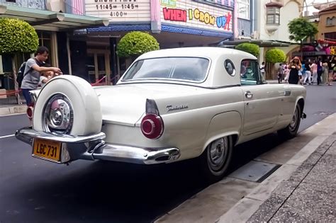 포드 썬더버드 1957 거리에 주차 흰색 색상에 오른쪽 후면 측면 보기 1950 1959 년에 대한 스톡 사진 및 기타 이미지