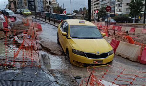 Λεωφόρος Αλεξάνδρας Υποχώρησε το οδόστρωμα και «κατάπιε ταξί