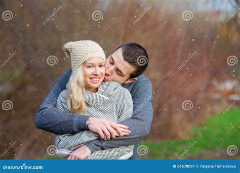 Pares Atractivos Jovenes En Amor Adolescentes Que Se Divierten Al Aire Libre Imagen De Archivo