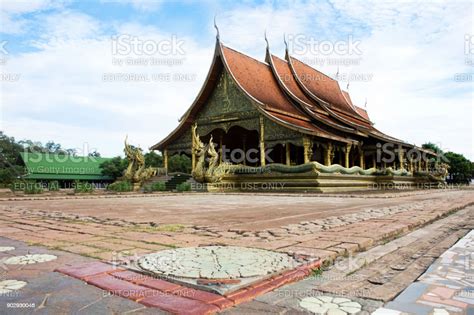 Sirindhorn Wararam 푸 프라 오 사원 또는 와트 섬의 Prao 우본 라 차 타 니 태국에서 건축에 대한 스톡 사진
