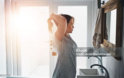 미용 거울 및 머리를 가진 소녀는 아침에 욕실에서 체크인하고 집에서 일상을 시작합니다 헤어 스타일 프로필 및 여성 포니 테일 화장품 또는 준비에 대한 헤어 케어 반사 거울에