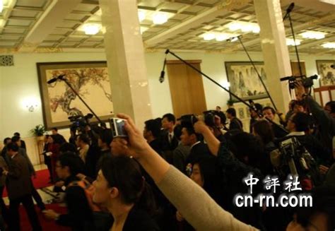 记者会后媒体围堵总理 逮到 大新闻”（图）