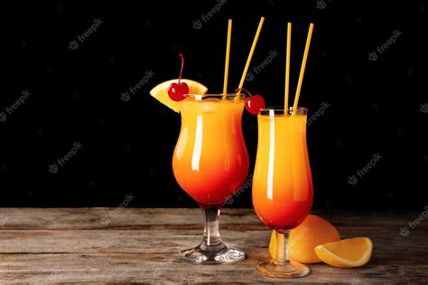 Premium Photo Glasses Of Sex On The Beach Cocktail Against Dark
