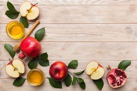 유태인 Rosh Hashanah 휴일 속성을 색칠한 배경에 상징으로 평평한 평신도 구성 Rosh Hashanah 개념 새해 휴가