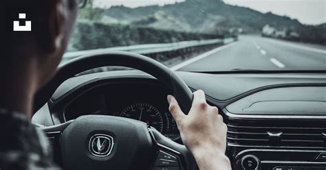 차를 운전하는 남자 사진 Unsplash의 무료 회색 이미지