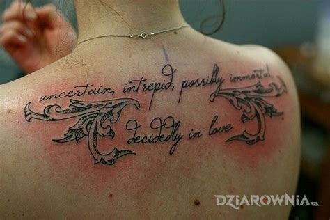 Tatuaż napis na plecach Autor Tatuaz dziarownia pl