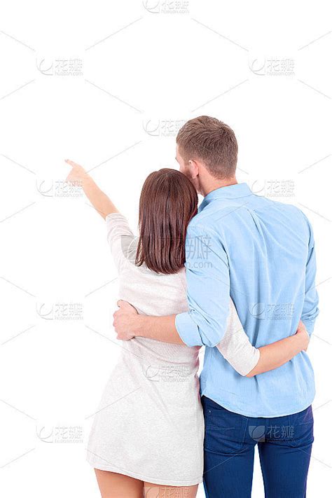 一对夫妇看着某处指向那个方向
