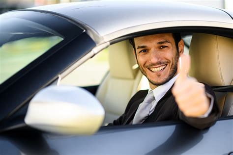 컨버터블 자동차를 운전하는 동안 엄지 손가락을 치켜 올리는 행복한 사업가 20 29세에 대한 스톡 사진 및 기타 이미지 20 29세 교통수단 구매 Istock