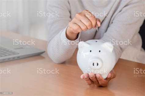 여자 손 돈 부와 금융 개념을 저장하기위한 돼지에 돈 동전을 넣어 가계에 대한 스톡 사진 및 기타 이미지 가계 개념 개념과 주제 Istock