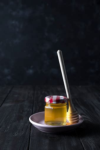 꿀 스틱 배경에 어두운 콘크리트 복사 공간 세라믹 접시에 유리 항아리 곰에 대한 스톡 사진 및 기타 이미지 곰 금 금속