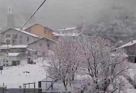 È tornata la neve sulle Alpi i video delle spettacolari nevicate e la