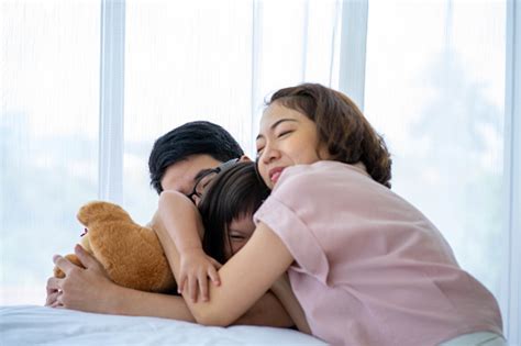 귀여운 아시아 아이 와 자폐증 재생 에 유치원 와 공 검역 사회 비탄 사회 비탄 새로운 정상 가족에 대한 스톡 사진 및 기타