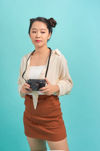 파란 배경 뒤에 카메라와 배낭여름 옷을 입고 미소 짓는 소녀 여행 및 관광 카피스페이스 관광객에 대한 스톡 사진 및 기타 이미지