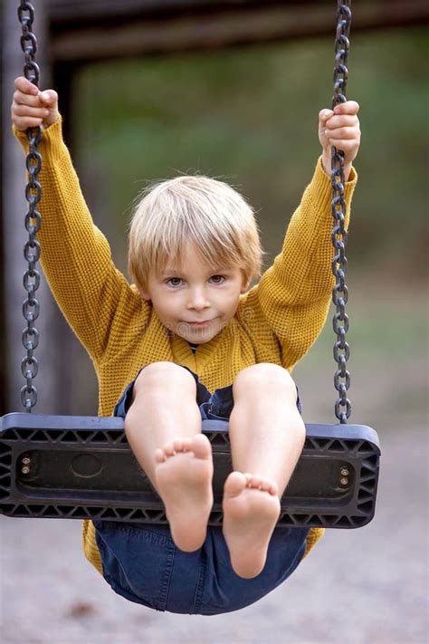 Niños Dulces Jugando En El Parque El Atardecer Otoño Imagen de archivo Imagen de color