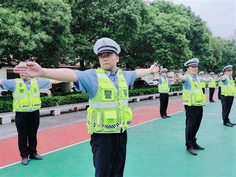 兴业县公安局交通管理大队春季大练兵 夯基础 强技能训练全警实战