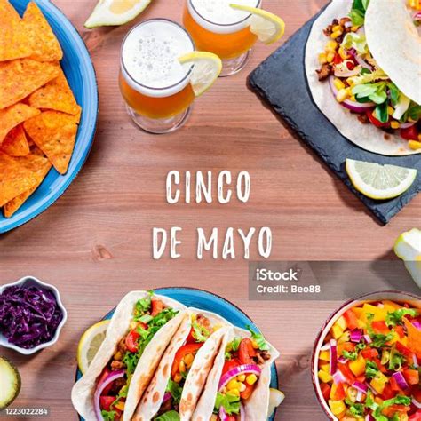 타코 망고 살사 소스를 곁들인 나초 과카몰리 Cinco De Mayo 축하 파티를 위한 레몬 맥주가 있는 테이블 전채와 전통
