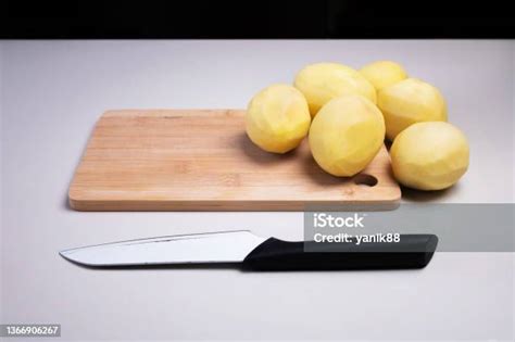 부엌 칼 옆에 있는 나무 도마에 감자껍질을 벗깁니다 가정 요리 야채 건강한 음식 0명에 대한 스톡 사진 및 기타 이미지 0명 갈색 건강한 생활방식 Istock
