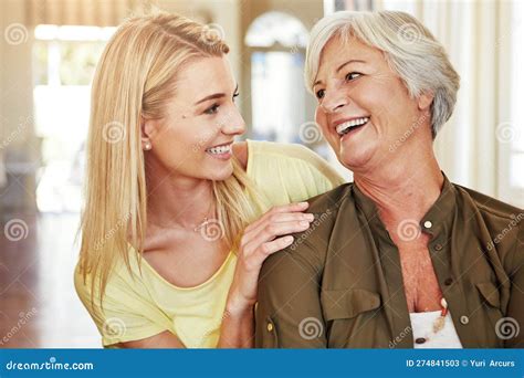 Eres La Mejor Madre Una Anciana Y Su Hija Adulta En Casa Imagen De Archivo Imagen De Hembra