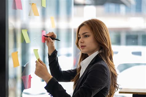 행복한 사업가 아이디어 프로젝트 프로젝트를 계획하고 화려한 메모와 함께 벽 유리에 작업 경영자에 대한 스톡 사진 및 기타 이미지 경영자 계획 기업 문화 Istock