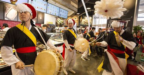 Tour H Mart Chicago Collecting Koreas Culinary Comforts Eater Chicago