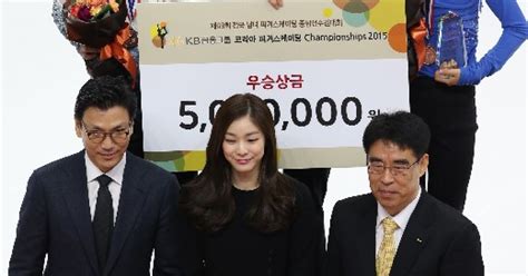 포토 김연아 장학금 전달 후 황금 미소