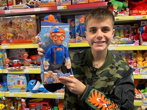 Smyths Toys Superstores Cons Shopping Trip To Find Christmas Ts