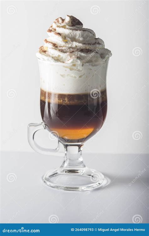 Taza De Vidrio Con Asa Que Contiene Café Imagen de archivo Imagen de